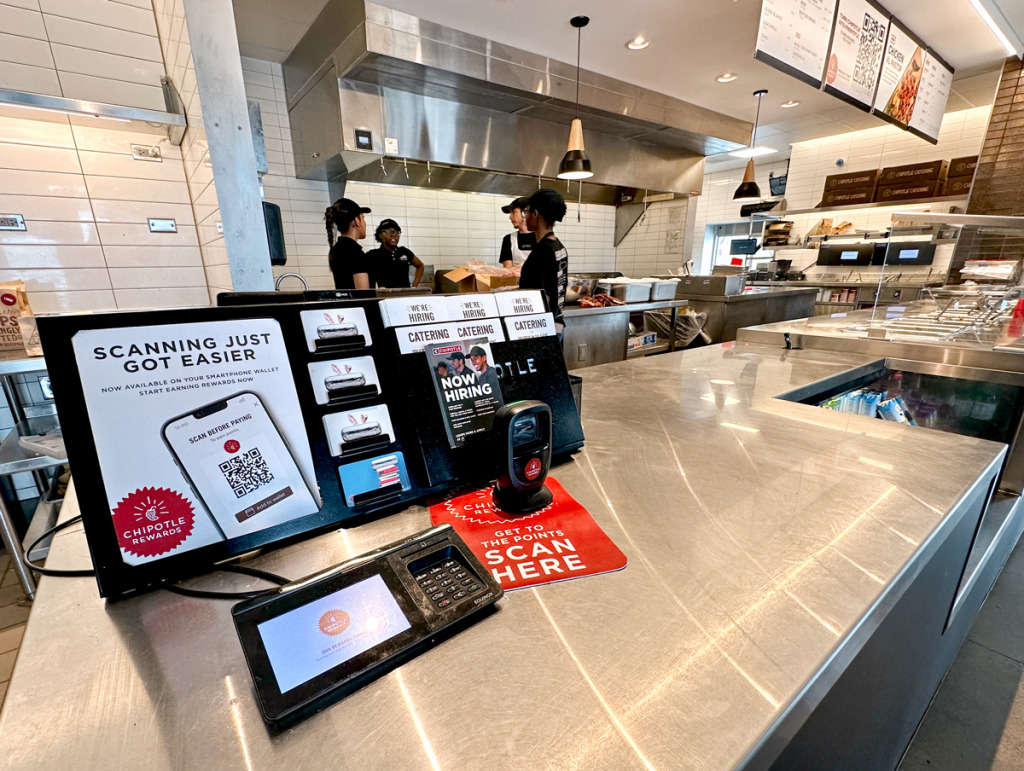 Restaurants strive to perfect readying of food for mobile orders ...