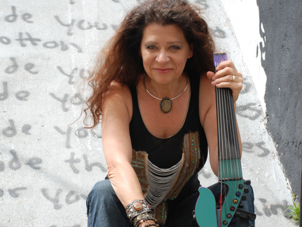 Electric violinist Cathy Morris leads nonprofit to give ‘big hug of ...