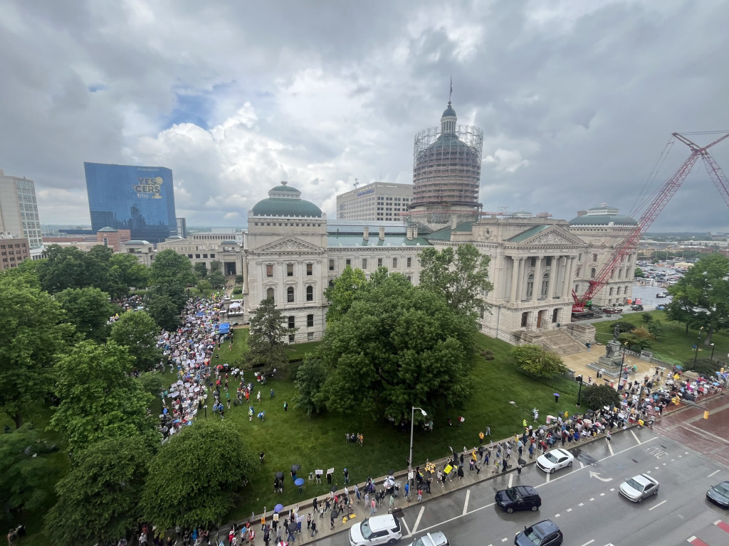 Hundreds gather at Indiana Statehouse as part of ‘No Kings’ protests ...