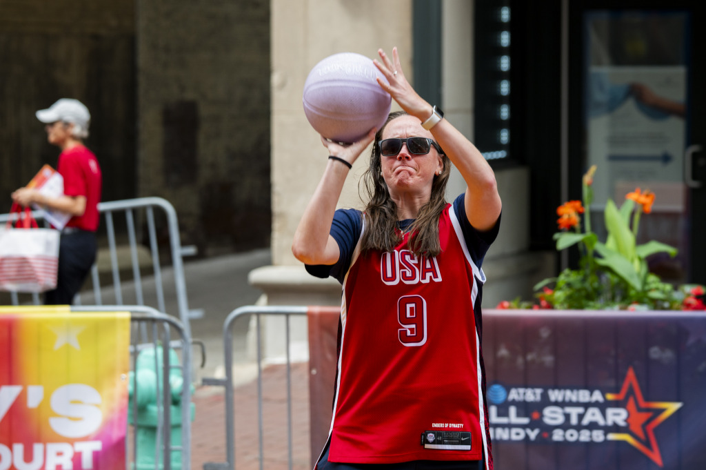 Photo gallery: WNBA fans, families gather on Monument Circle, Georgia ...